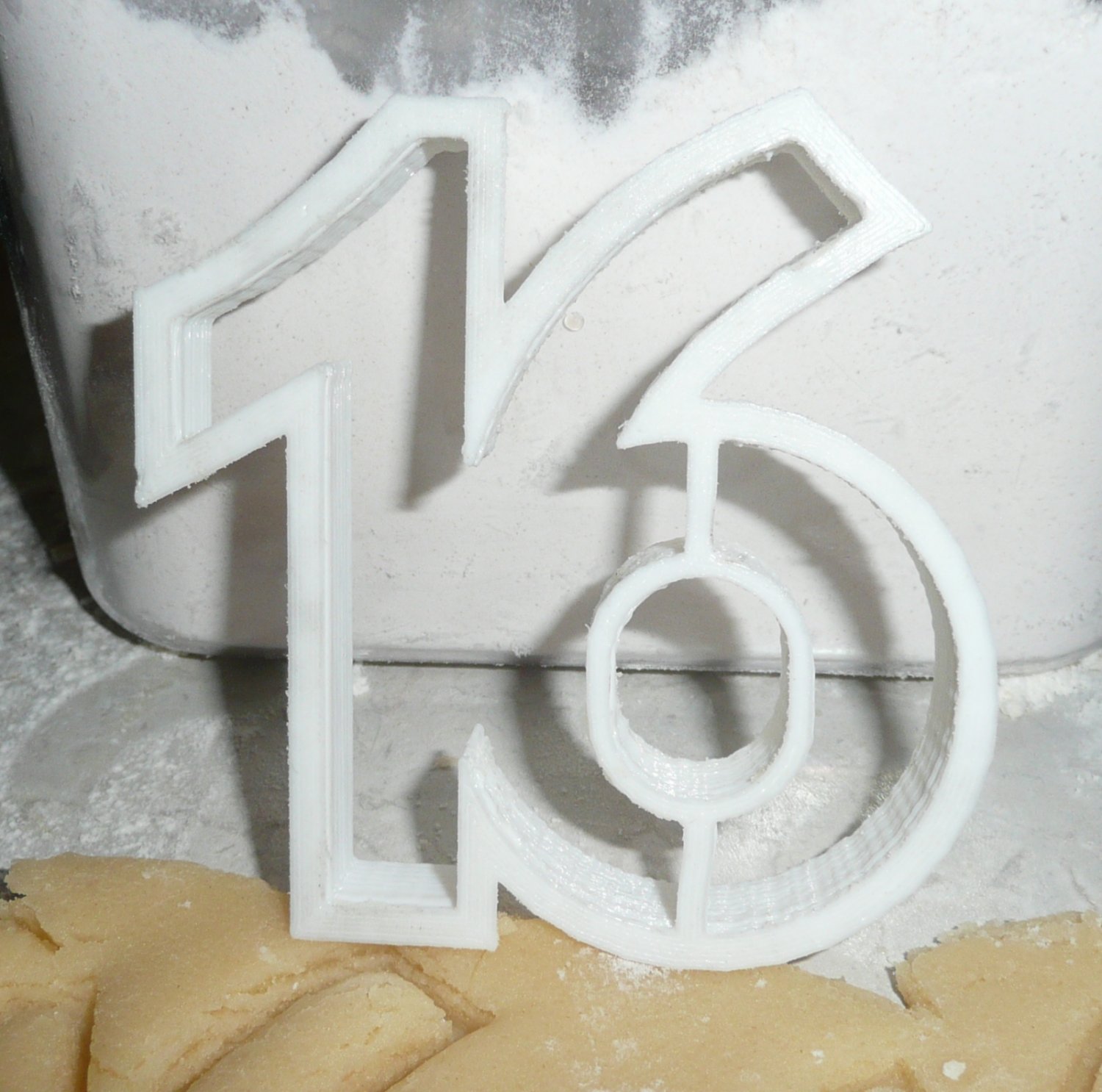 SIXTEEN NUMBER 16 SWEET HOLIDAY COOKIE CUTTER SPECIAL OCCASION USA PR108-16