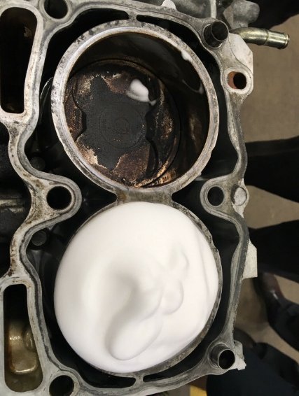 The remove carbon from piston engine. Foam sizing VMPAUTO 650mL