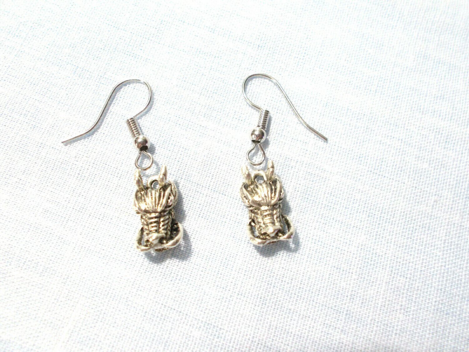 CHINESE DRAGON HEAD DETAILED ALLOY SILVER CHARMS DANGLING PAIR OF EARRINGS