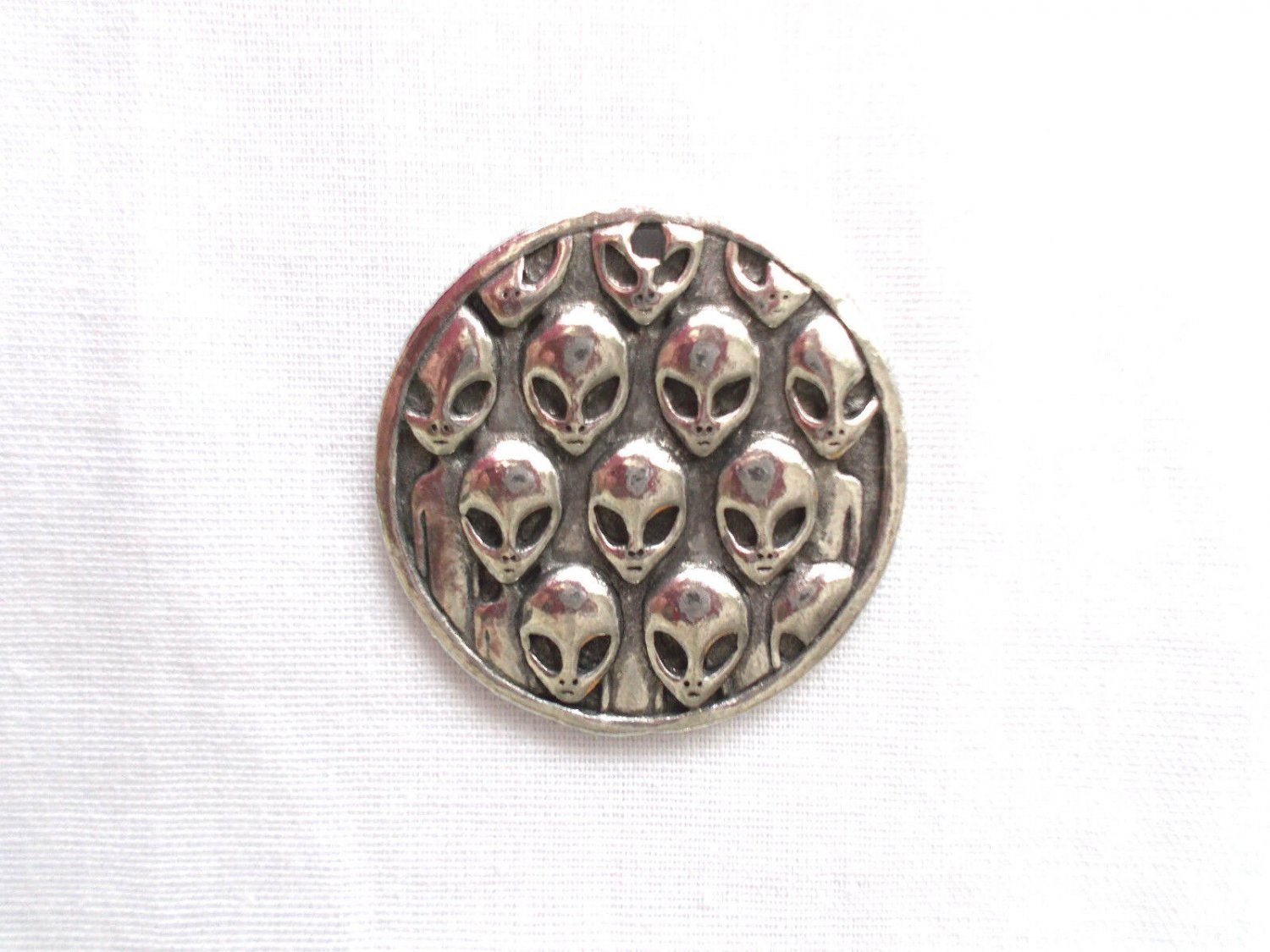 ALIENS / ALIEN VISITOR DISC ROUND SHAPE USA CAST PEWTER PENDANT ADJ ...