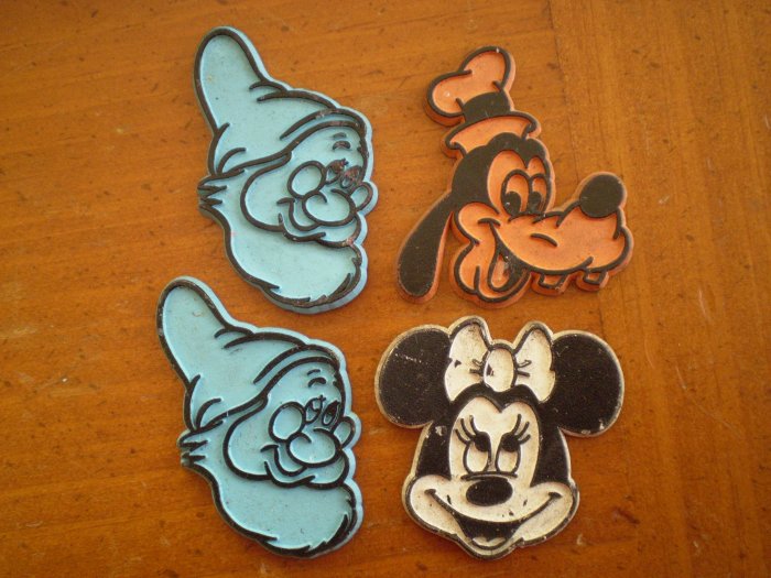 LOT 4 VINTAGE DISNEY MAGNETS - GOOFY, MINNIE MOUSE, DWARF DOC