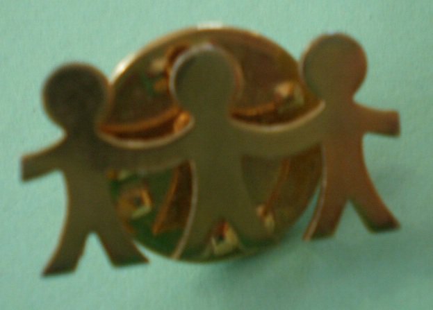 3 Kids Holding Hands Pin Children People Goldtone Metal 2x1cm