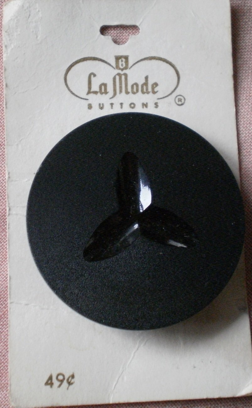 La Mode Button Black 1 3/4in 111 Large Vintage