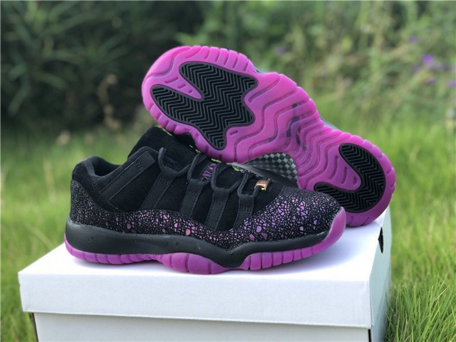 Air Jordan 11 Low “Rook To Queen” BlackFuchsia Blast AR5149-005