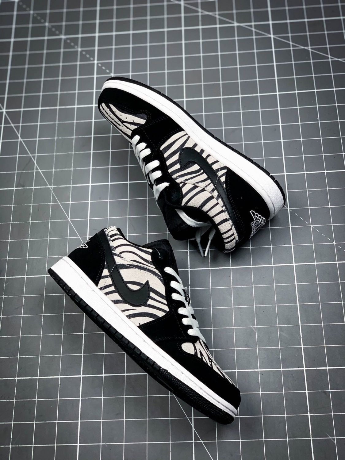 Jordan 1 Low Zebra Black White