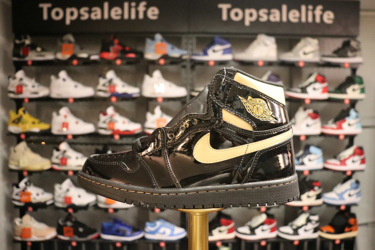 Nike Air Jordan 1 Retro High OG 'Black Metallic Gold' 555088-032