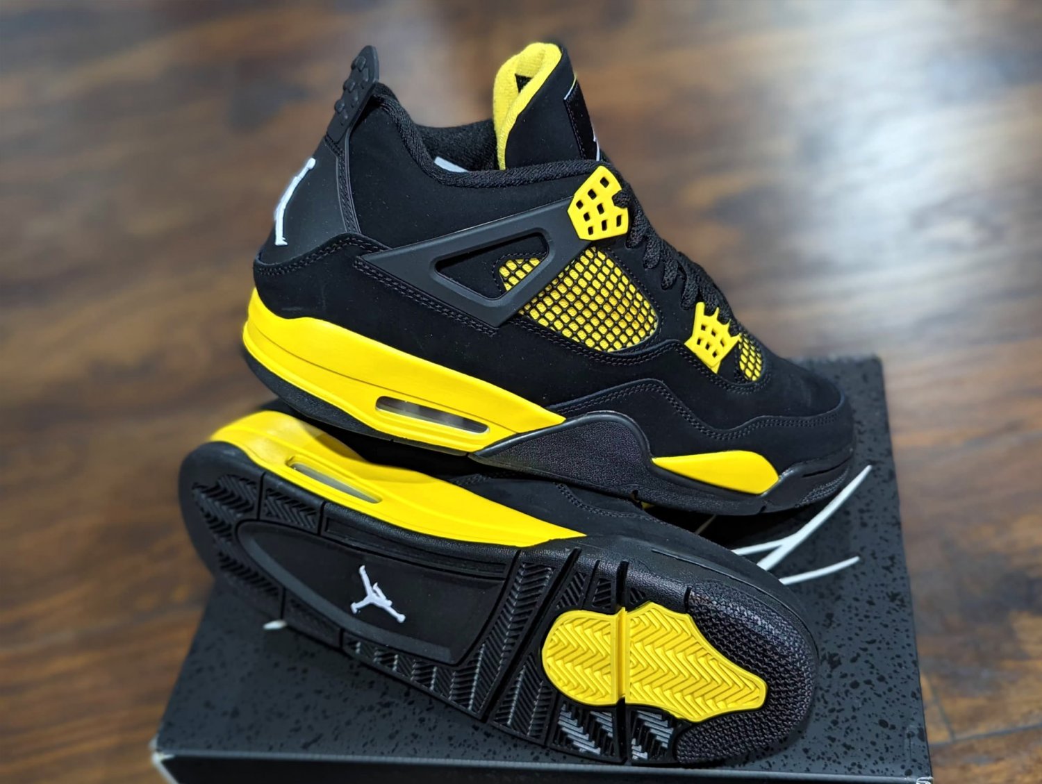 NIKE Air Jordan 4 Retro THUNDER 2023