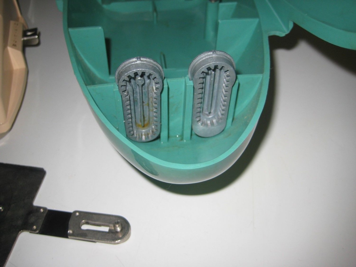 SINGER Green plastic case w/ button hole maker and attachments