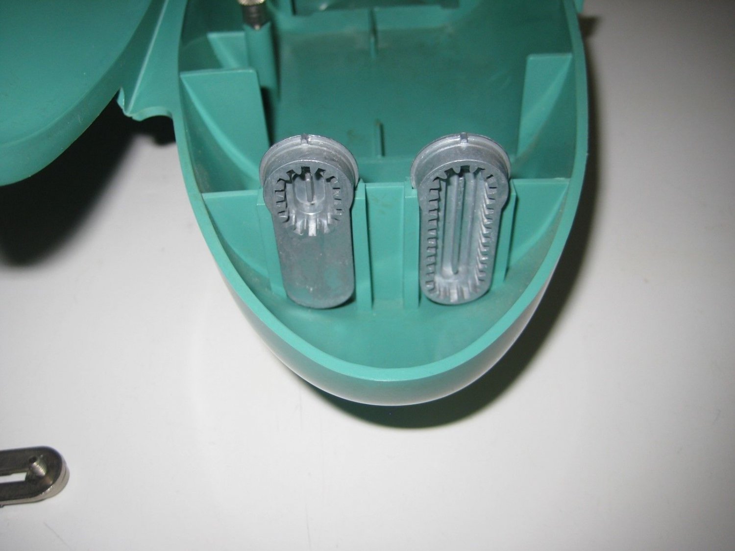 SINGER Green plastic case w/ button hole maker and attachments