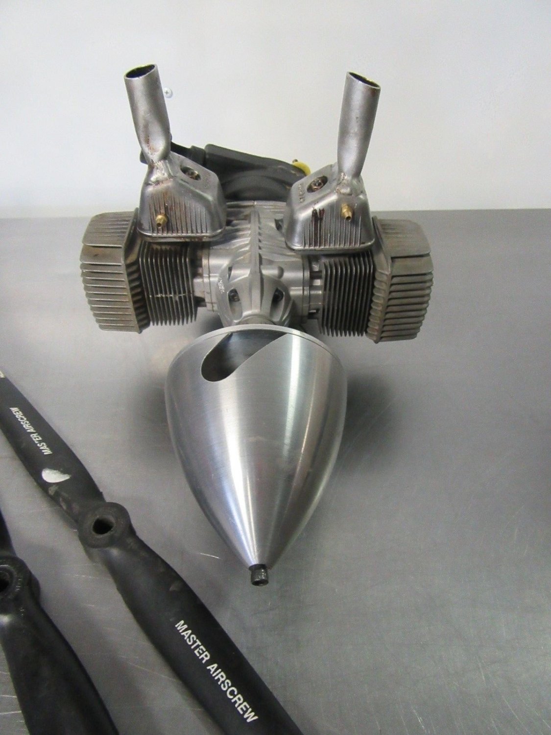 Tartan Twin 77 Engine, Gas Engine, Pull start, Spinner Great ...