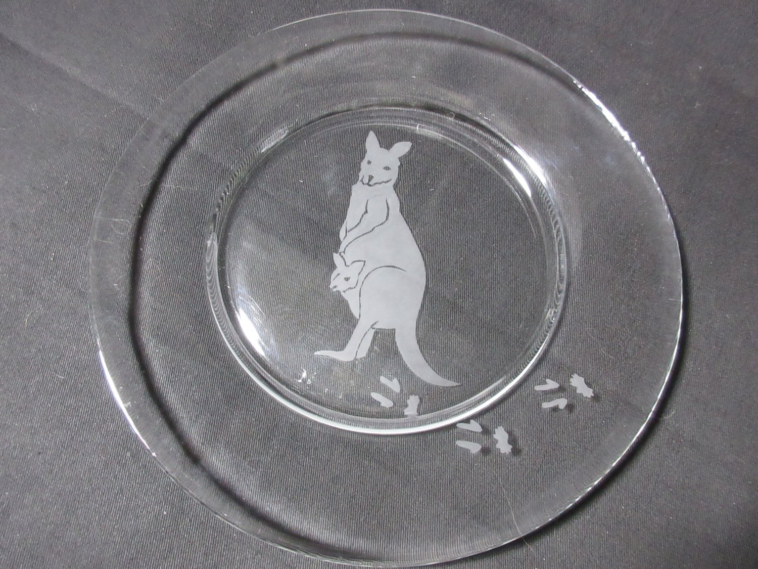 NEW ETCHED KANGAROO & FOOTPRINTS GLASS DINNER PLATE