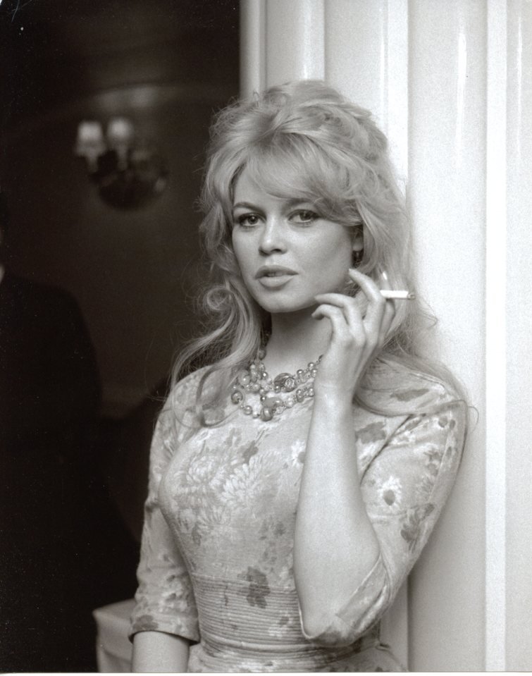 Brigitte Bardot smoking 8x10 glossy photo #Y1653
