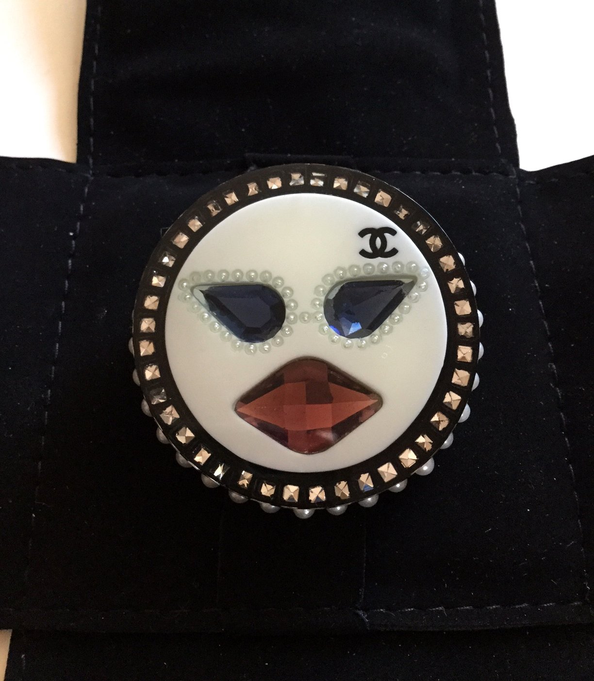 CHANEL Emoji Smiley CC Fashion Brooch Crystal White Jewel Pearl NIB