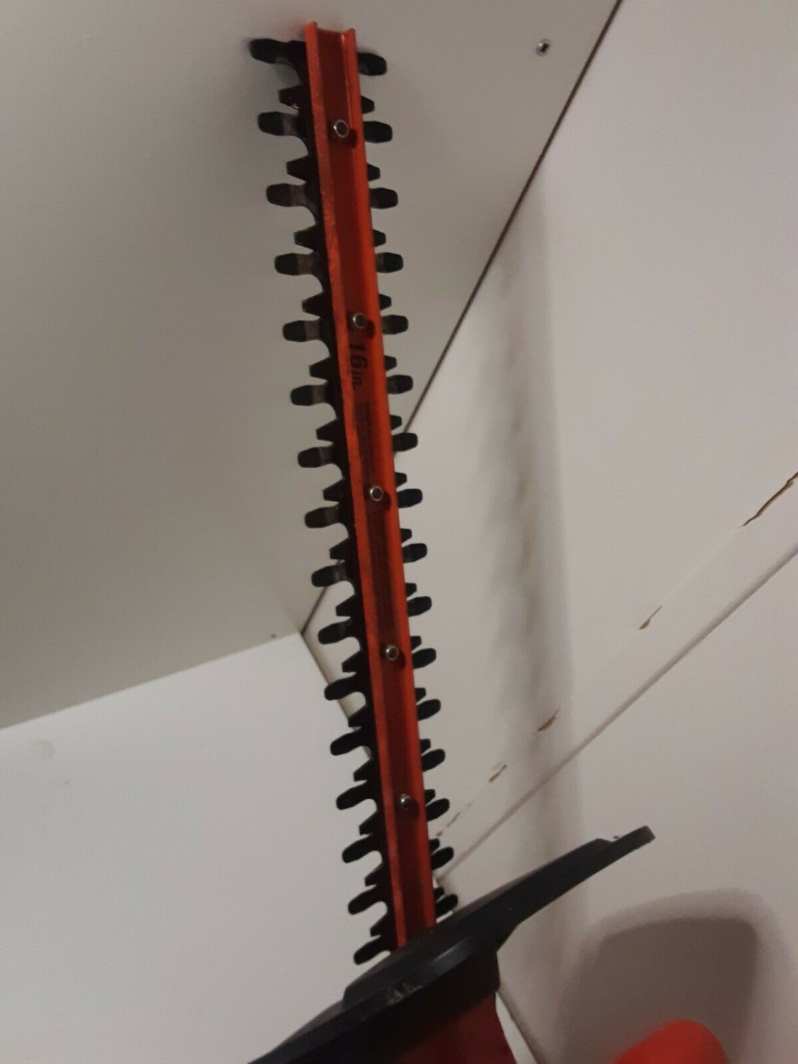 Black & Decker 16 Inch Blade Electric Hedge Trimmer TR116