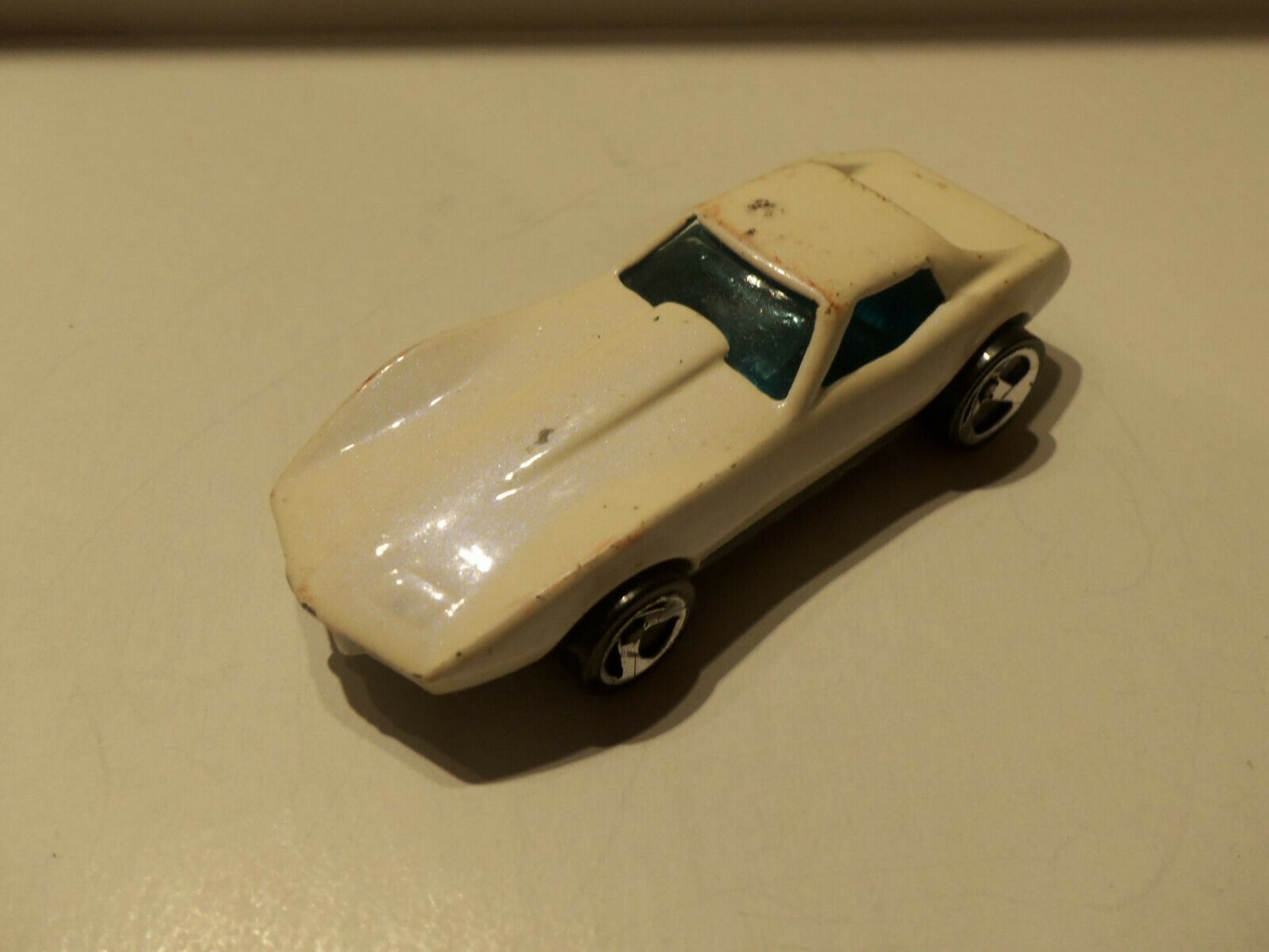 Vintage Mattel Hot Wheels 1975 White Corvette Stingray Race Car - NO RUST