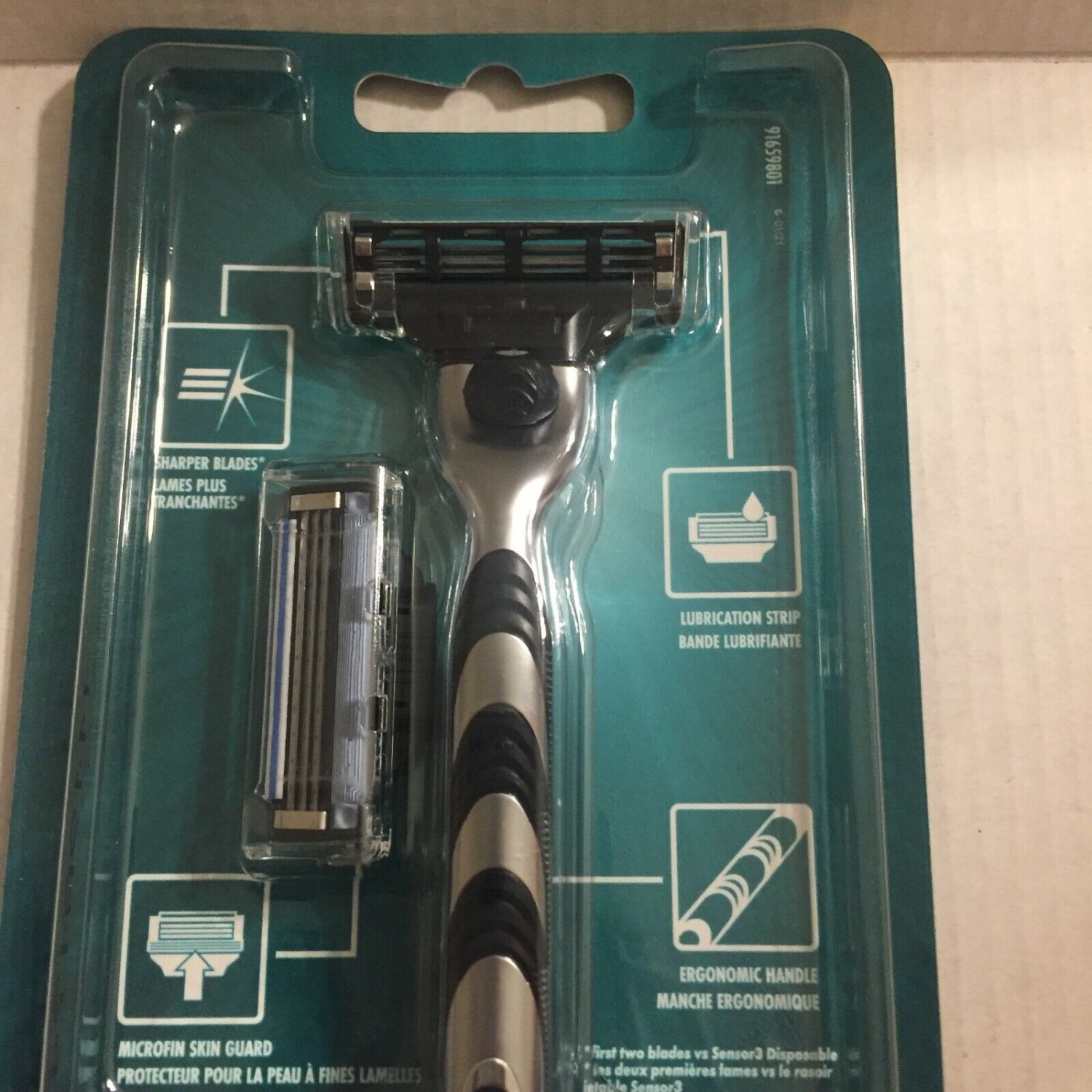 NEW Gillette Mach 3 Men's Razor + 2 Razor Blade Refills