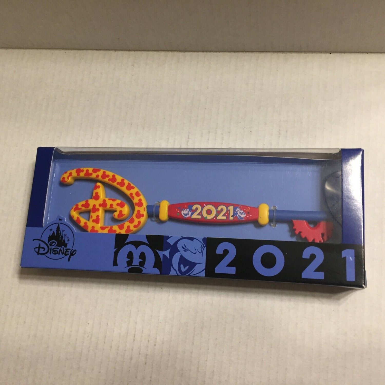 New Mickey and Minnie Mouse 2021 Collectible 6'' Special Edition Key