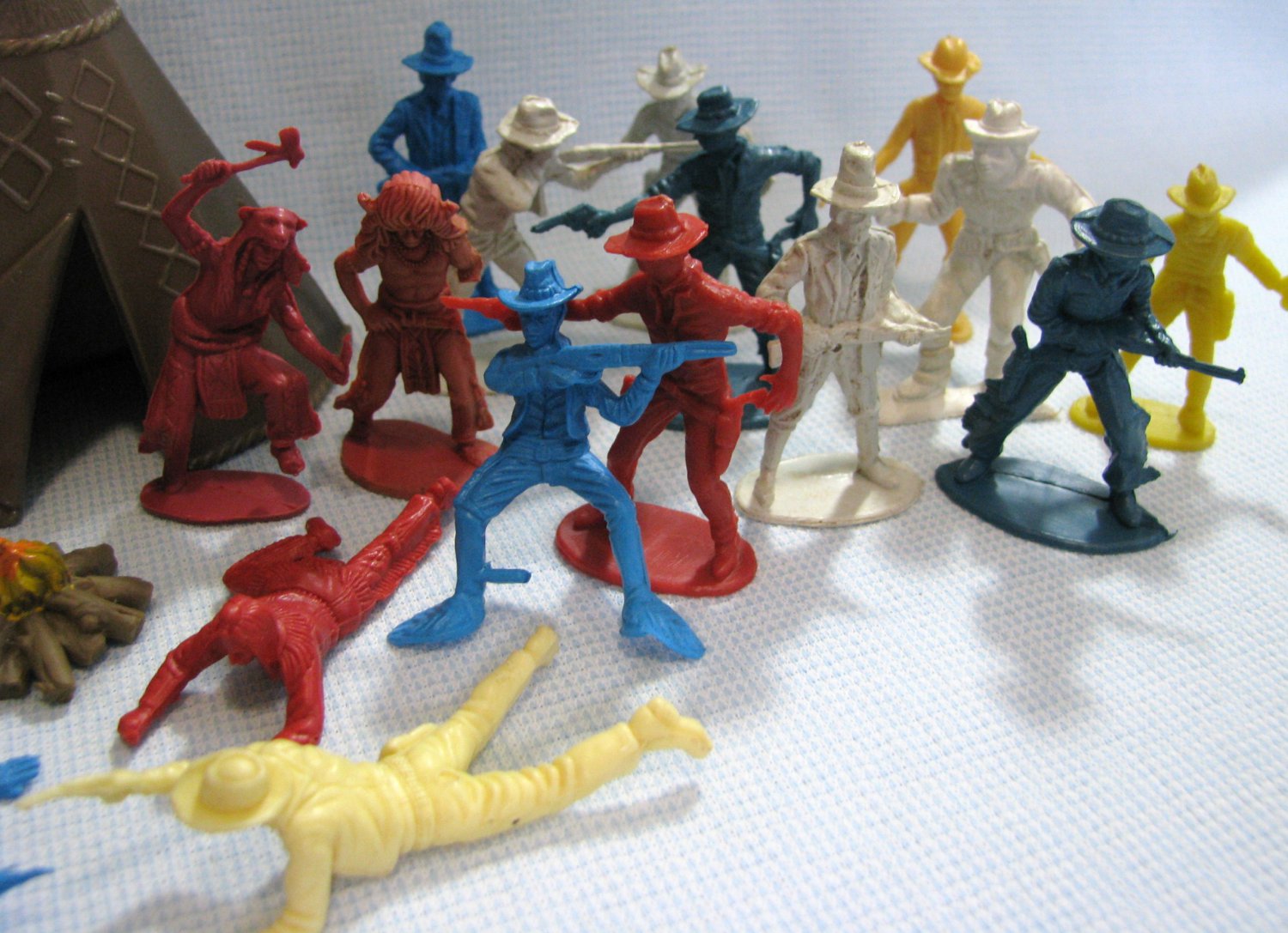 Cowboys + Indians Teepee Plastic Western Playset Figures Lot Toys
