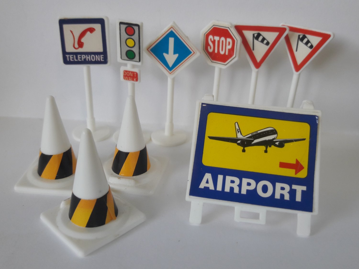 Road Airport Plastic Street Signs Lot - Railroad Diorama