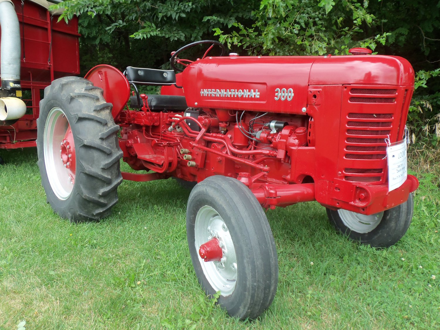 Case IH 300 Utility Tractor Operator`s Manual 1004400R4 DOWNLOAD