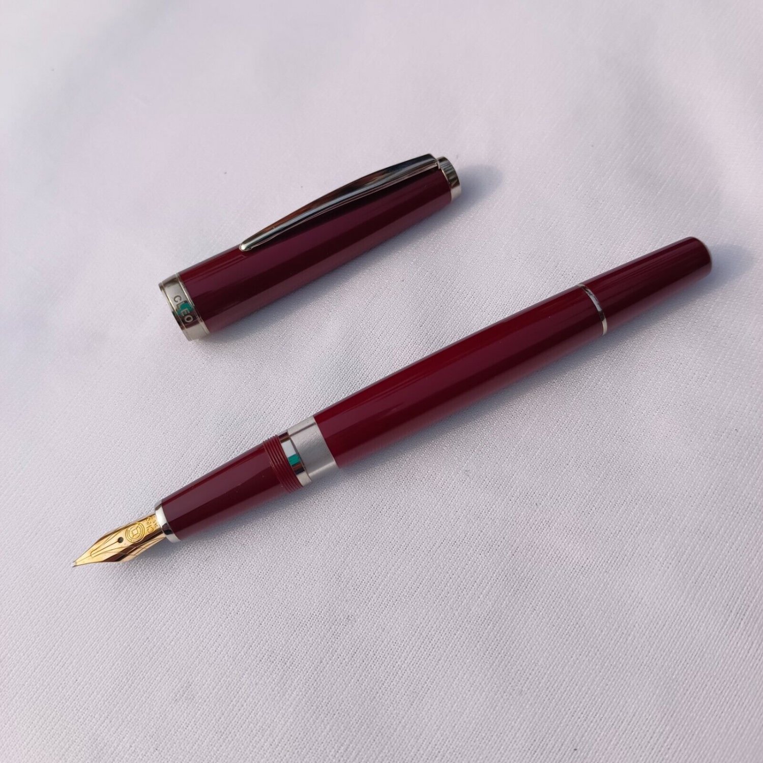 CLEO CLASSIC 14K GOLD NIB PALLADIUM BURGUNDY PISTON FOUNTAIN PEN