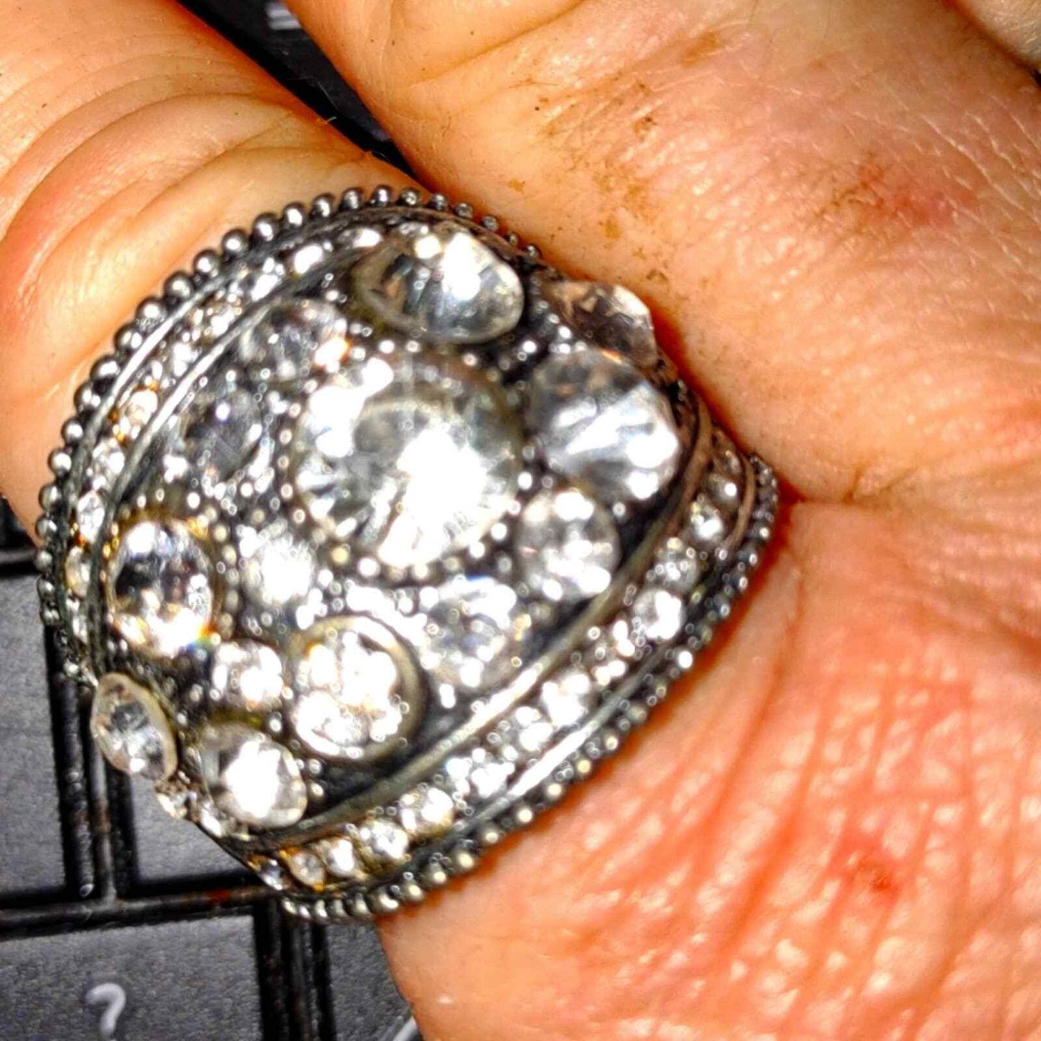 Stunning rhinestone silver stretch ring very beautiful!