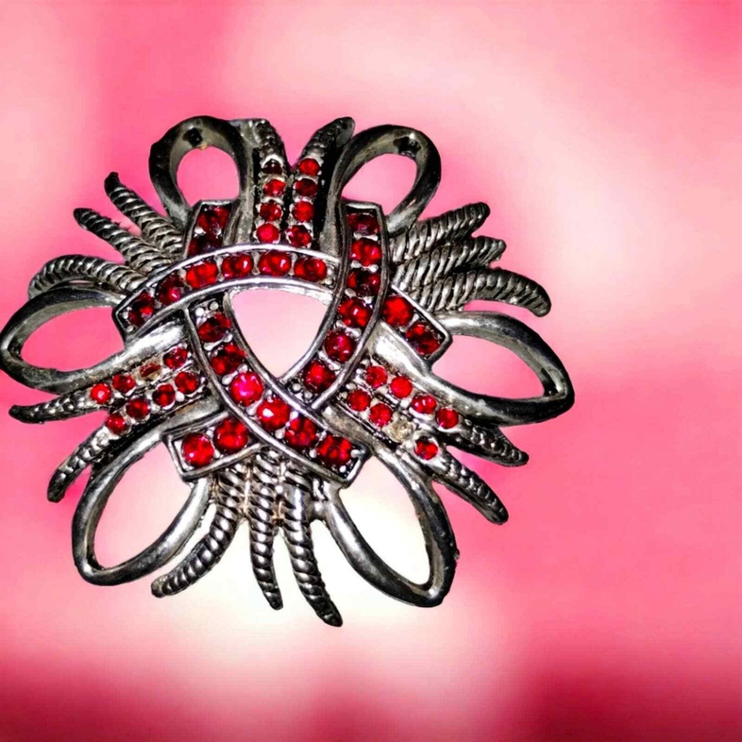High-end vintage brooch with Ruby colored stones~extremely gorgeous