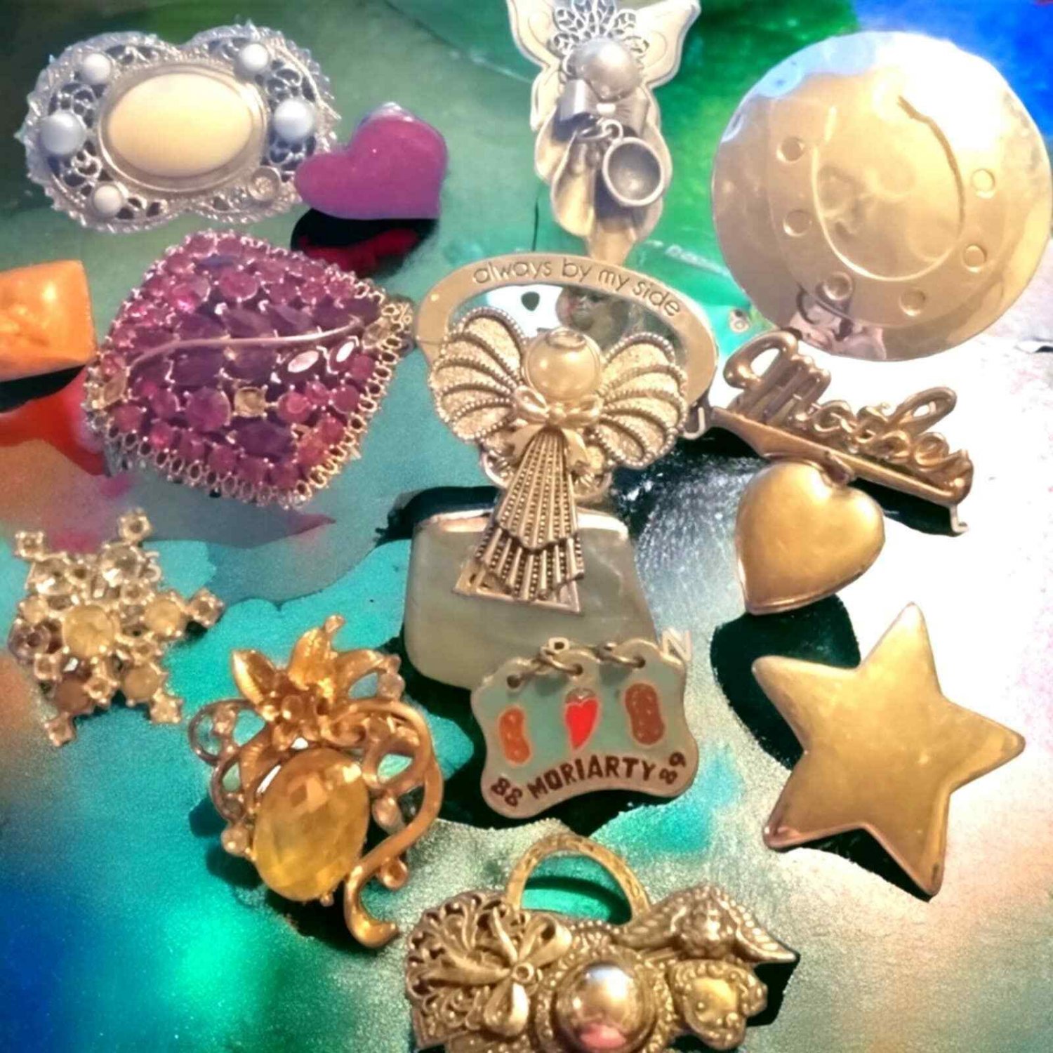 Really beautiful brooches in this 13 piece brooch lot