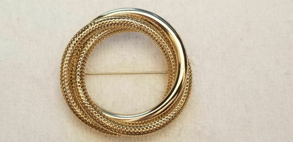 Large Gold Tone Interlocking Ring Brooch