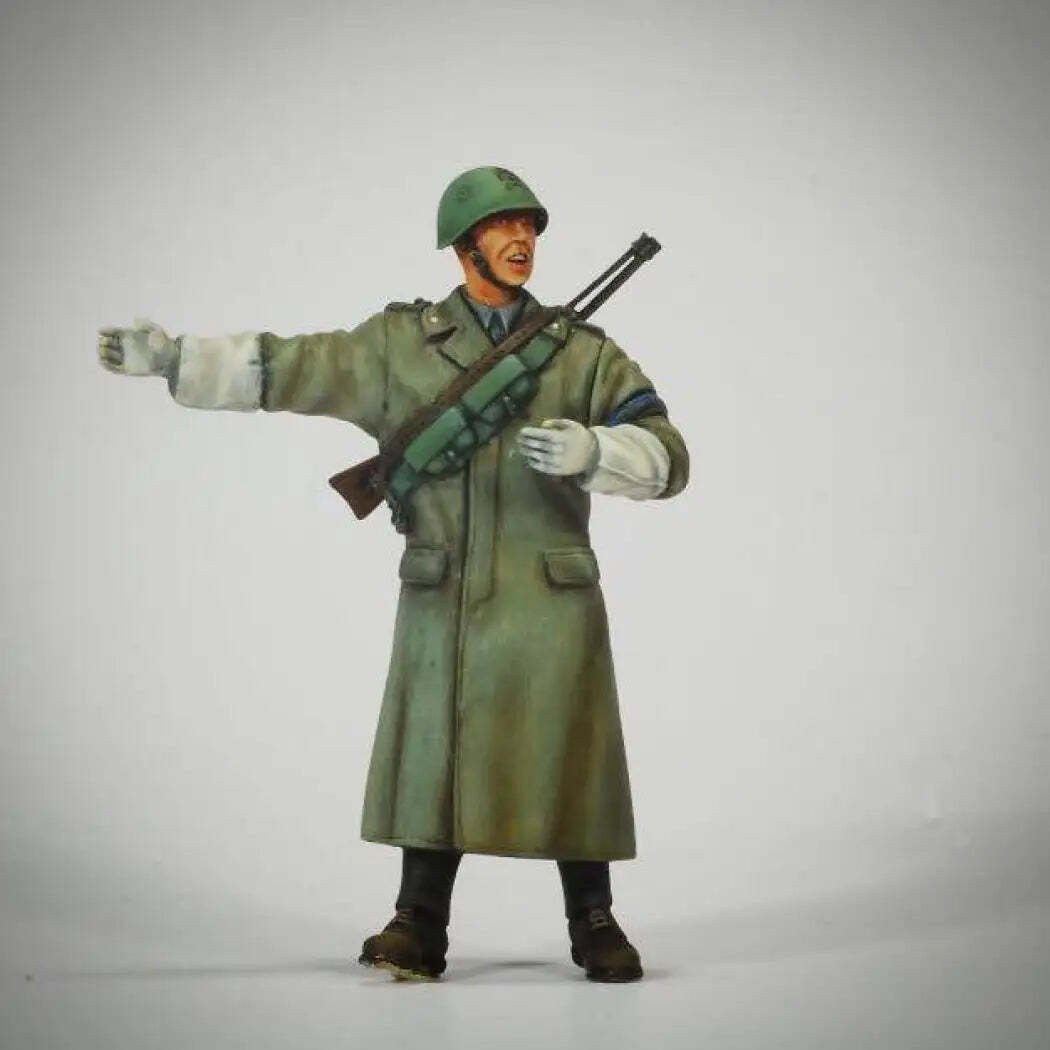 1/35 Resin Model Kit Italian Soldier Infantryman Checkpoint WW2 Unpainted