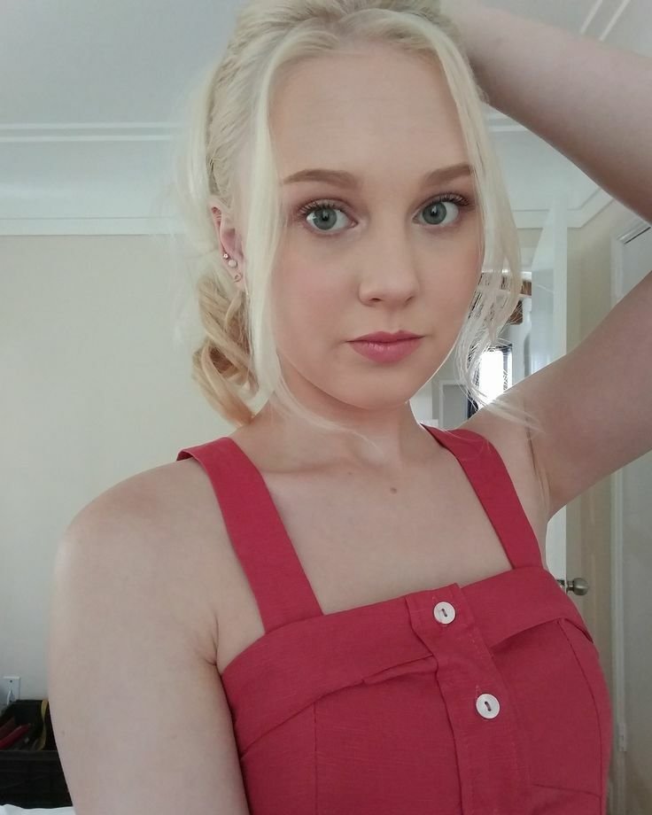 Lily Rader Art Collection Photo (+4.400)