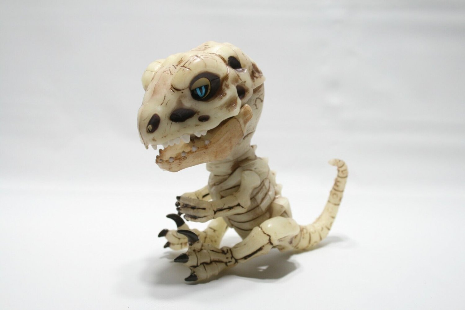 WowWee Untamed Skeleton Raptor by Fingerlings Gloom Dinosaur Glow In ...