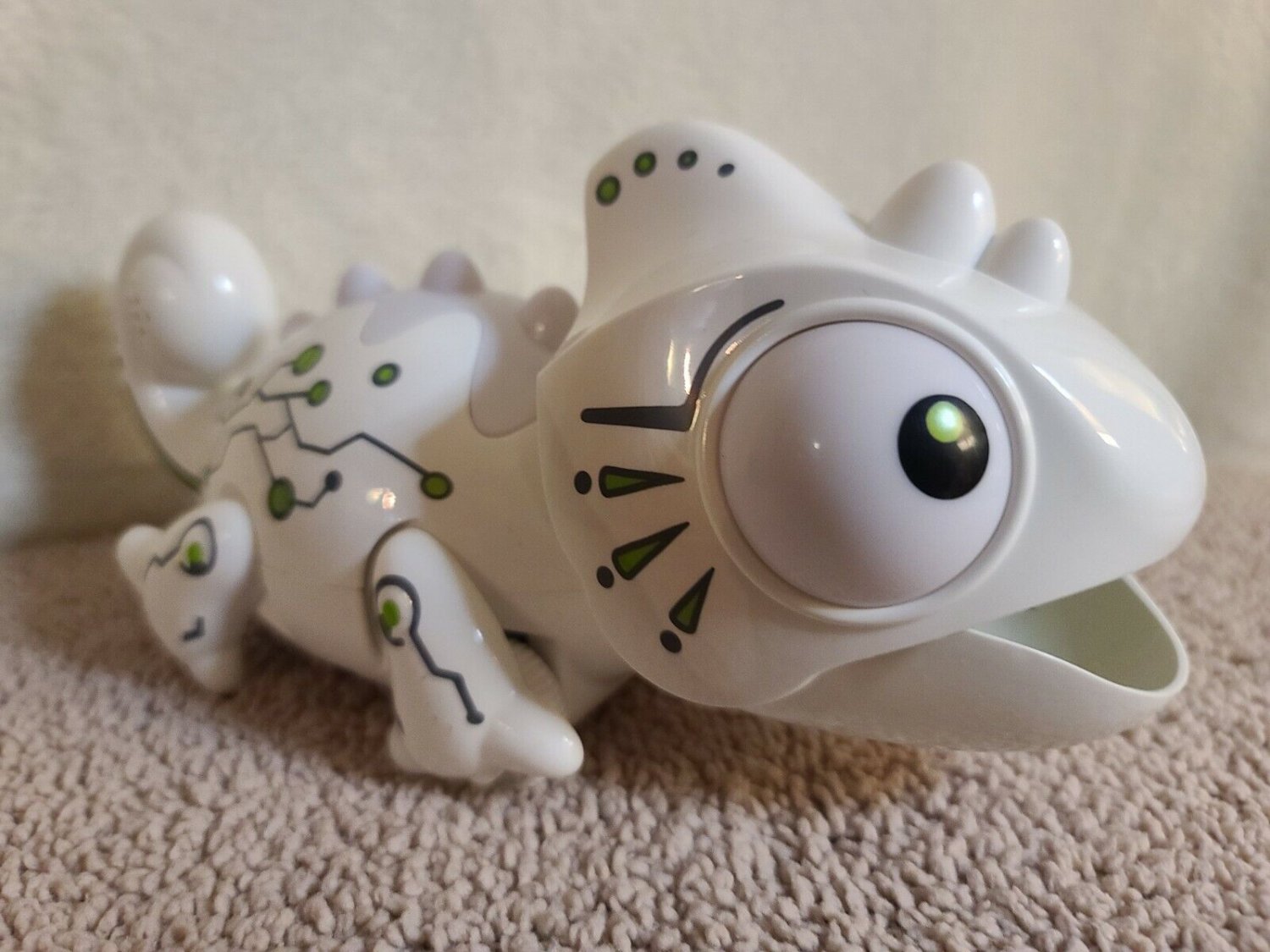 Electronic Chameleon with LED illuminated Body Kids Robot *NO REMOTE*