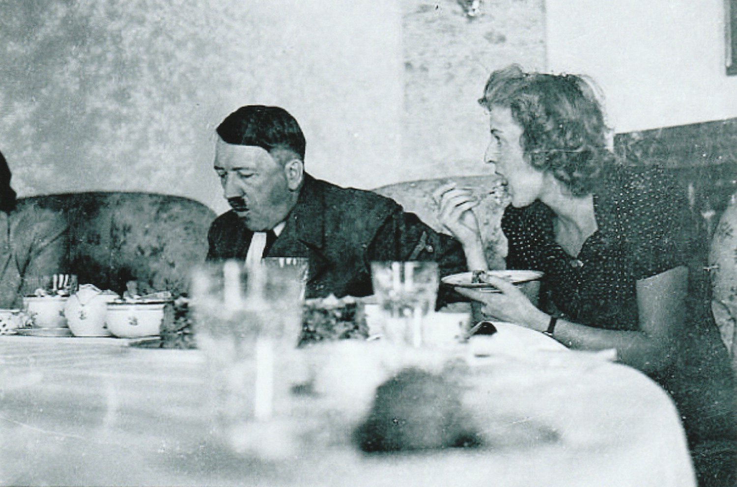 GERMAN WW2 Photo-- Adolf Hitler + Eva Eating