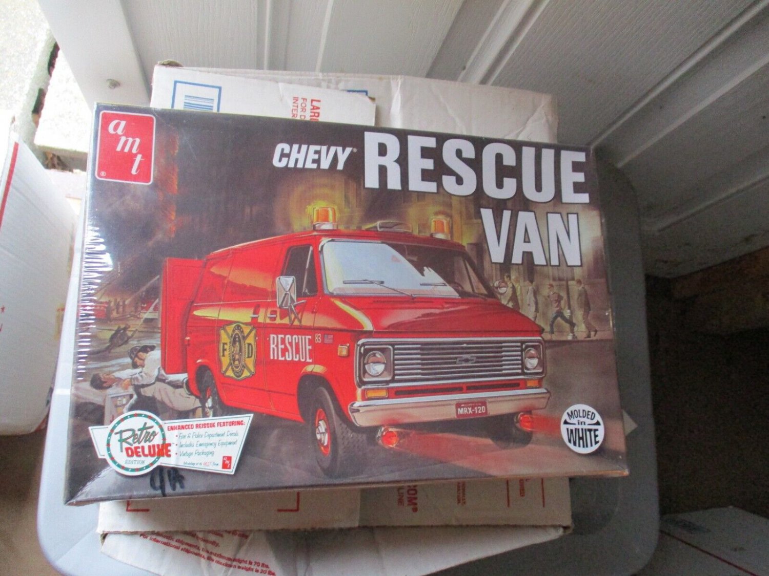 AMT 1975 Chevy Rescue Van 1/25 scale