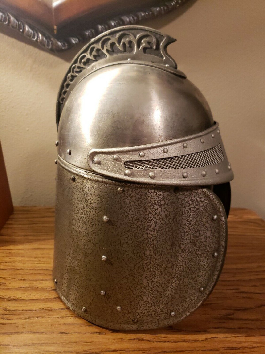 VINTAGE CAMELOT MEDIEVAL KNIGHTS ICE BUCKET HELMET PEWTERTONE. GLADIATOR