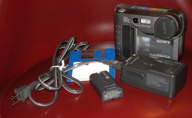 Sony Mavica MVC-FD73 digital camera w/ battery, 3.5 floppy & charger - works great! 10x optical zoom