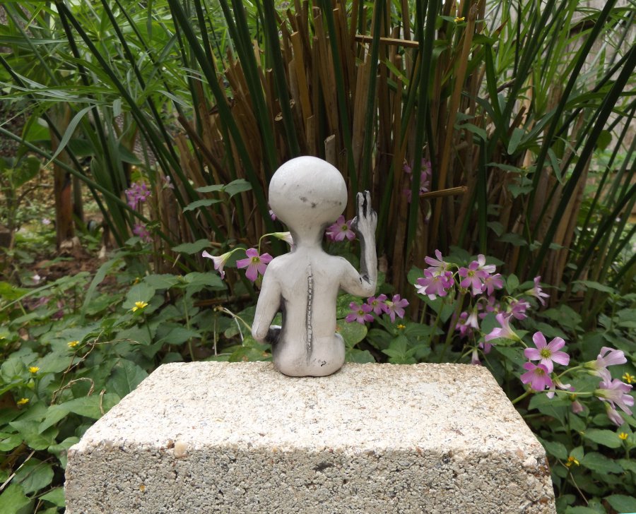 Small UFO Alien Garden Decor Resin Figure - Peace