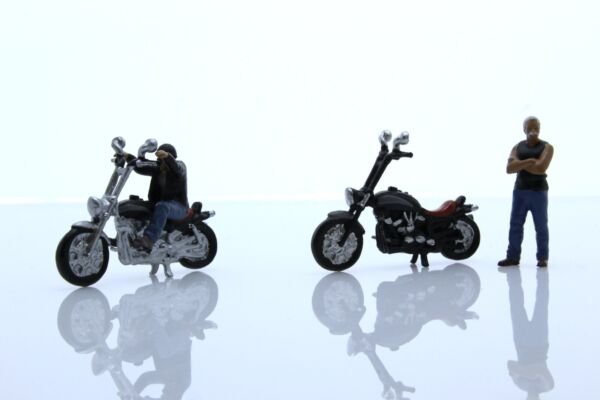 2 Harley Davidson Motorcycles & 2 Figures Chopper 1:64 Scale Diorama ...