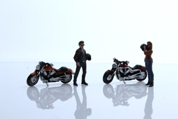2 Harley Davidson Motorcycles & 2 Figures 1:64 Scale Diorama People Set ...