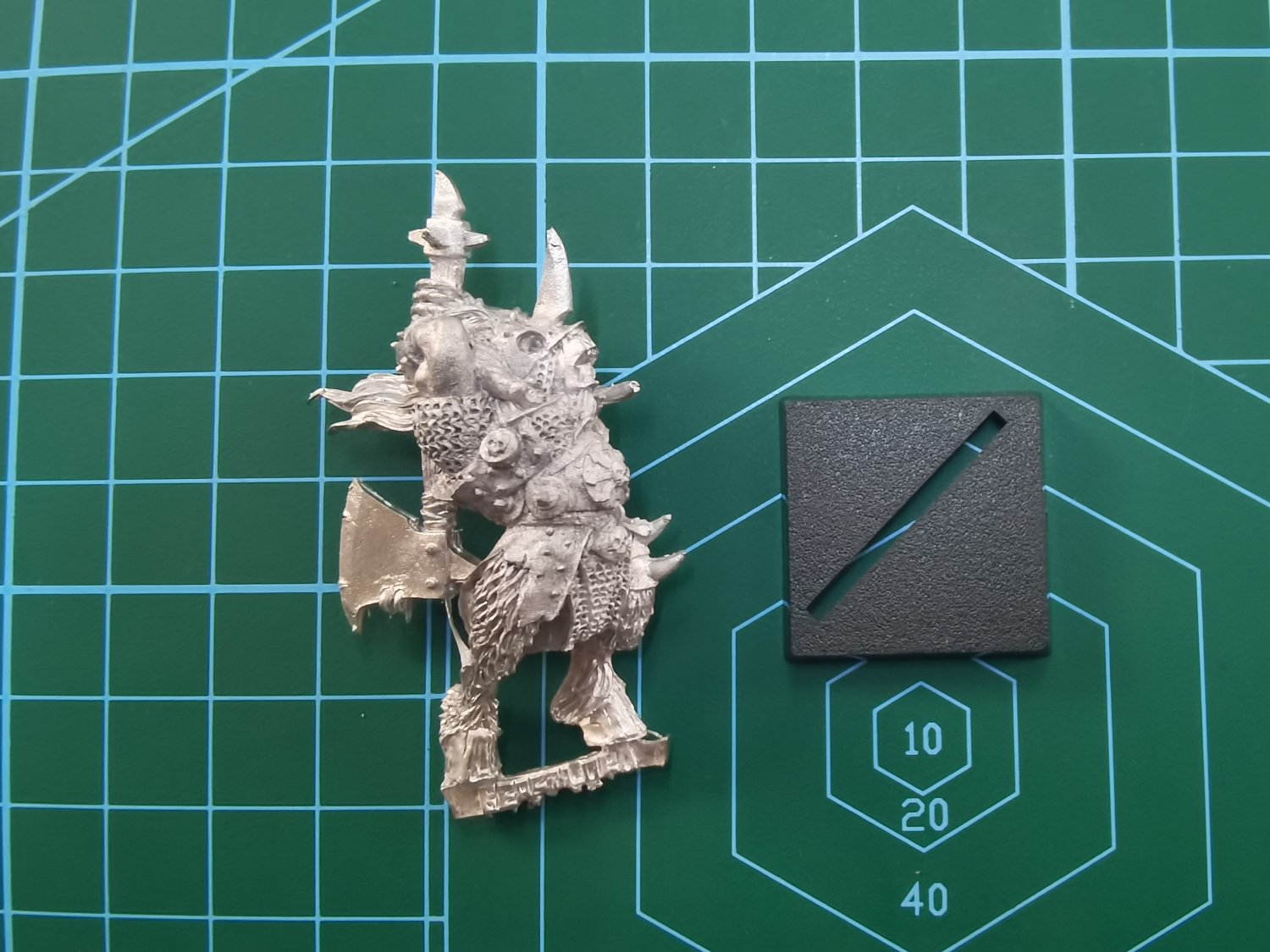 Beastmen Beastlord With Great Weapon B064
