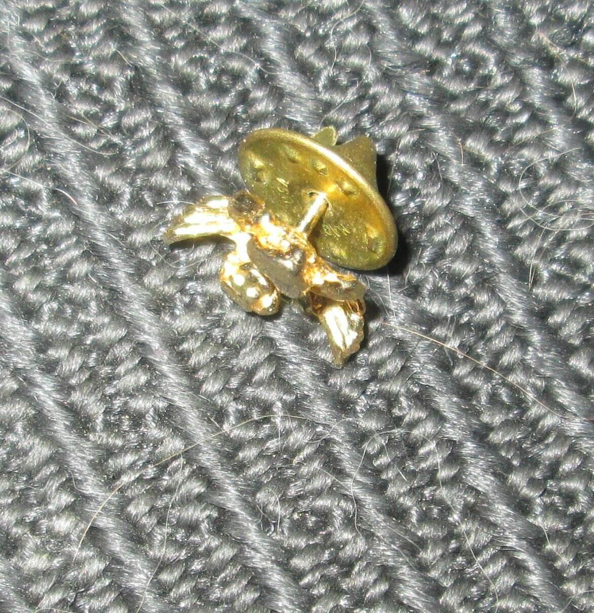 LAPEL PIN CUPID HOLDING HEART GOLD IN COLOR
