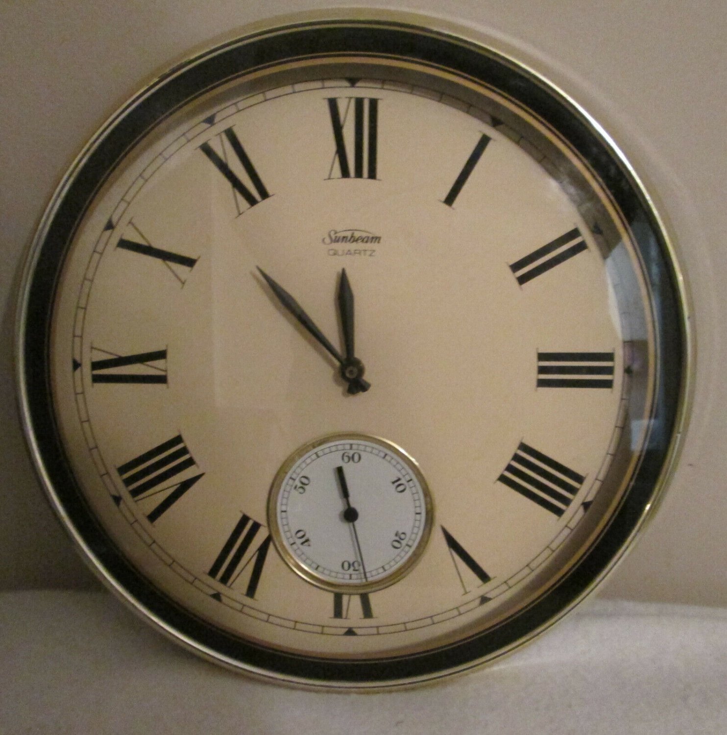SUNBEAM QUARTZ ROUND CLOCK WITH SEPARATE SECONDS DIAL GOLD TONE MODEL 882