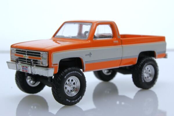 Diecast 1986 Chevy K 10 Silverado Square Body 1:64 Scale Truck Lifted 4X4