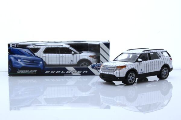 Diecast 2011 Ford Explorer Suv Car White Striped York Yankees