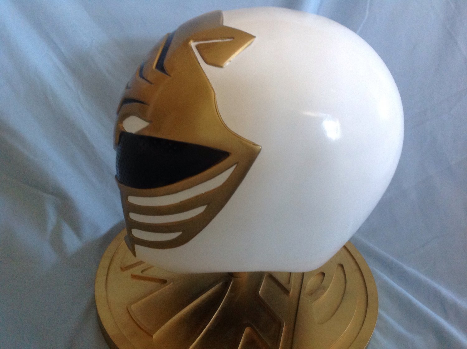 SOLD Mighty Morphin Power Rangers White Ranger Display Helmet and ...