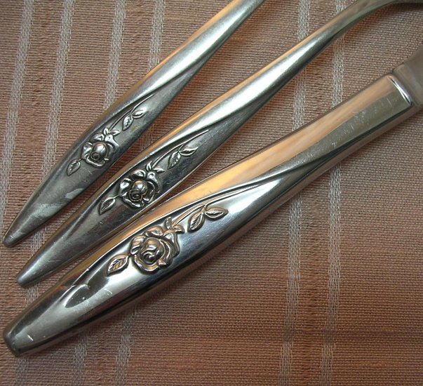 ONEIDA LASTING ROSE 4pc DELUXE STAINLESS FLATWARE SILVERWARE