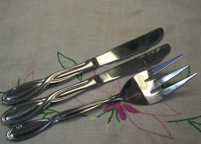 FARBERWARE TRIESTE 2 KNIVES & SERVING FORK STAINLESS FLATWARE SILVERWARE