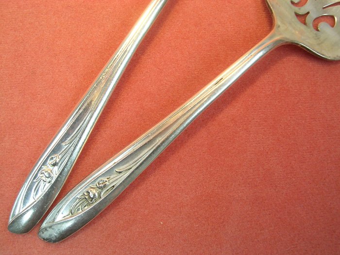 INTERNATIONAL SILVER TULIP 2 DESSERT SERVERS 1966 SILVERPLATE FLATWARE