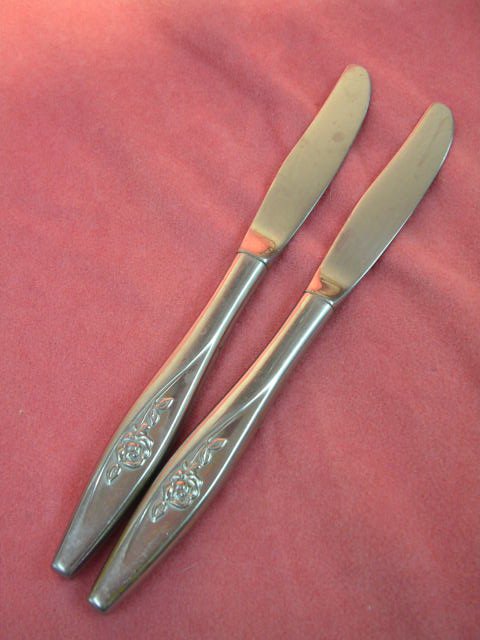 ONEIDA LASTING ROSE 2 KNIVES DELUXE STAINLESS FLATWARE SILVERWARE
